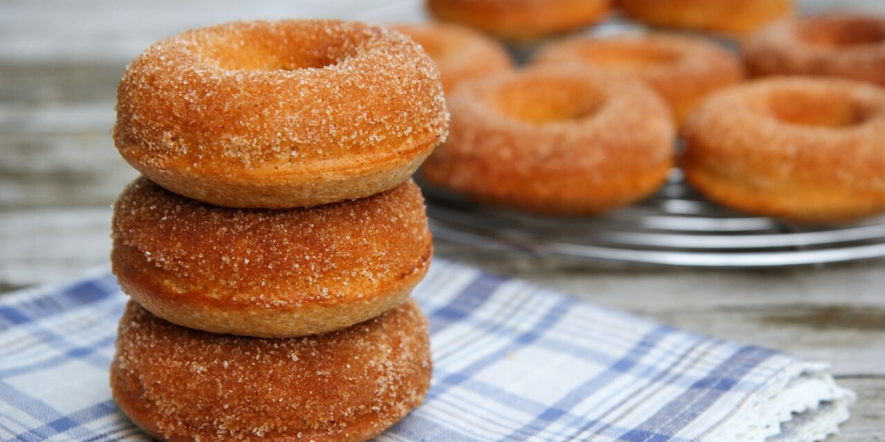 Kanilsykurhúðaðir kleinuhringir | Trölli.is